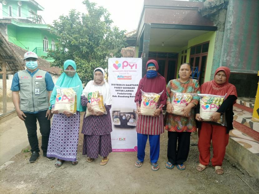 Panti Yatim Distribusikan Bantuan Paket Sembako Bagi Lansia