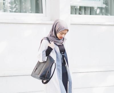 Saatnya Jadi yang Paling Modis di Kampus dengan Style Hijab Kekinian Ala Gita Savitri