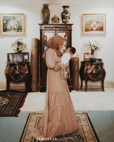5 Inspirasi OOTD Hijab ala Dwi Handayani dengan Freya, Putri Kecil yang ...