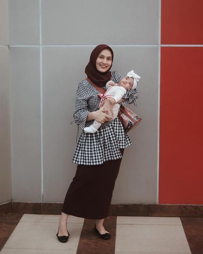 5 Inspirasi OOTD Hijab ala Dwi Handayani dengan Freya, Putri Kecil yang ...