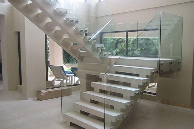 5 Tips Interior Railing Kaca di Rumah agar Tampak Elegan