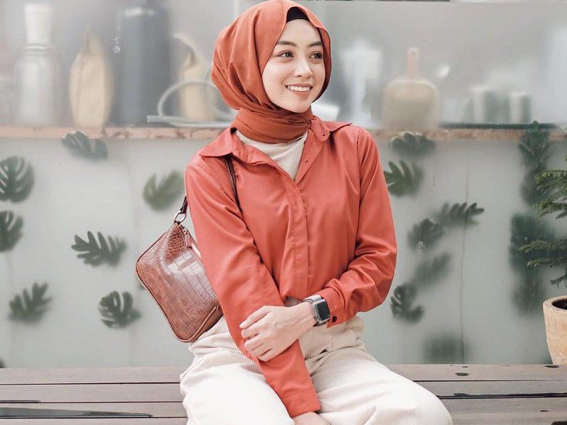 Inspirasi Padupadan Hijab dengan Kemeja ala Selebgram Meirani Amalia