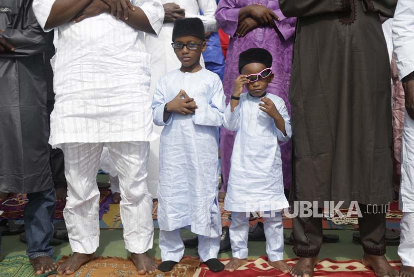 13 Rukun Utama Sholat dari Niat Hingga Salam Pertama