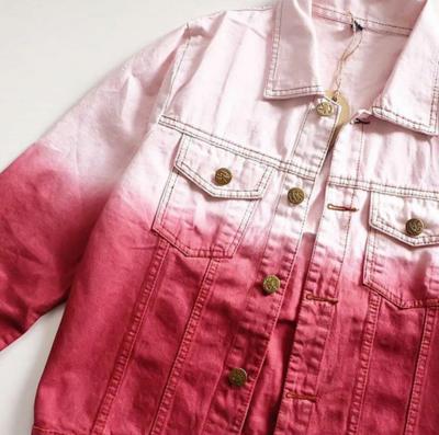 6 Perpaduan Jaket Jeans Pink untuk Tampil Stylish