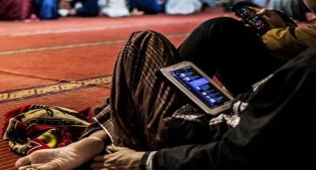 Hukum Main Handphone Ketika Khutbah Jumat Berlangsung