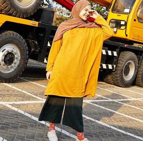 4 Gaya Hijab Kuning Mustard yang Bikin Kamu Makin Ceria