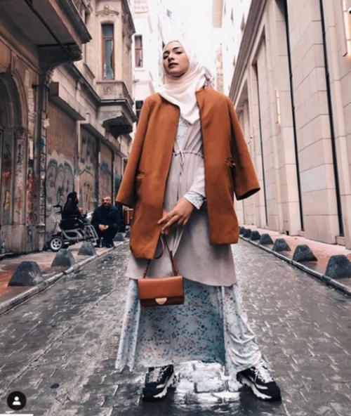 4 Inspirasi Gaya Hijab Traveling ala Bella Attamimi yang Bikin Selfie ...