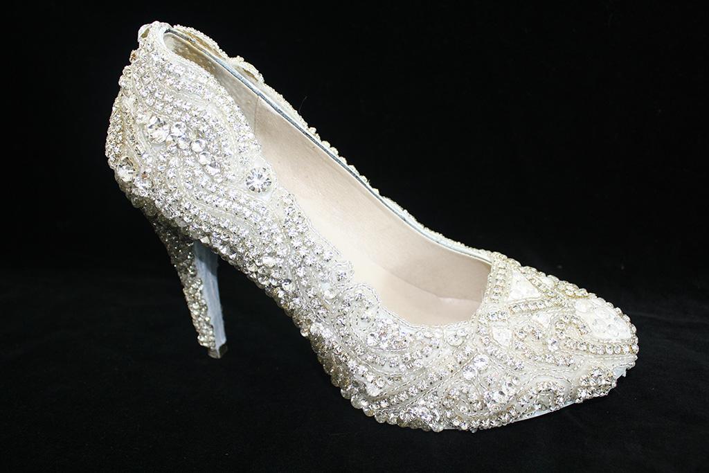 15 Sepatu Termahal, dari Air Jordan hingga Heels Rp238 Miliar