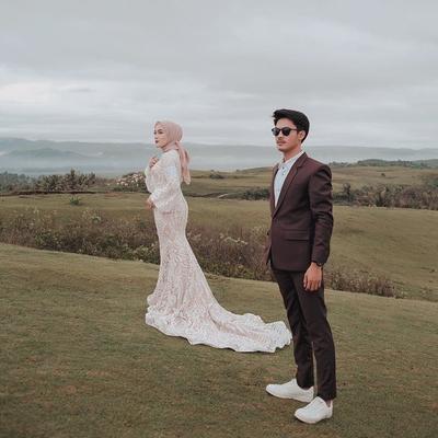 Baju Kebaya Hijab Modern untuk Tunangan Ini Banyak Dipakai Selebgram