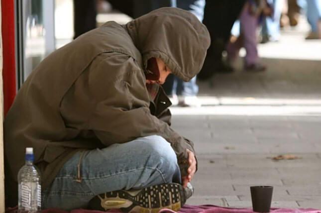 Minta Ditraktir Sama Dengan Mengemis? Ini Hukum Meminta-minta dalam Islam