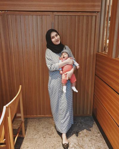 5 Inspirasi OOTD Hijab ala Dwi Handayani dengan Freya, Putri Kecil yang ...