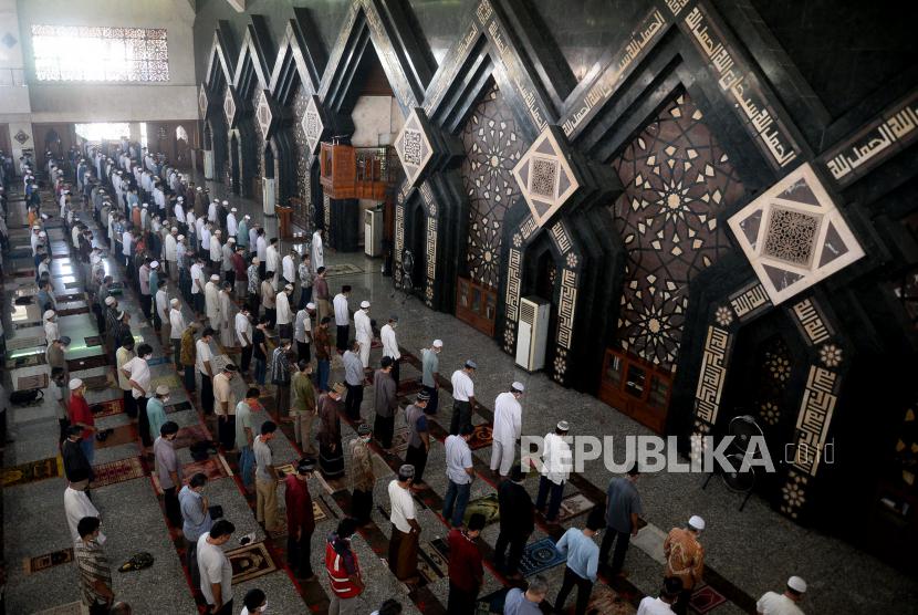 Menepuk Punggung Makmum untuk Membuat Shaf Baru