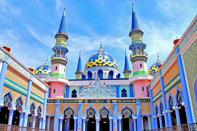 Pesona Keindahan Masjid Agung Tuban yang Seperti Disneyland